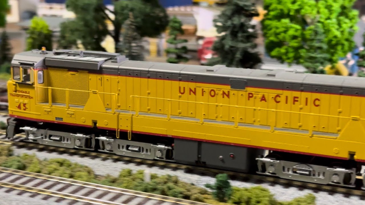 Chasing My Humpty Dumpty GE U50 Around the Layout - Union Pacific in HO ...