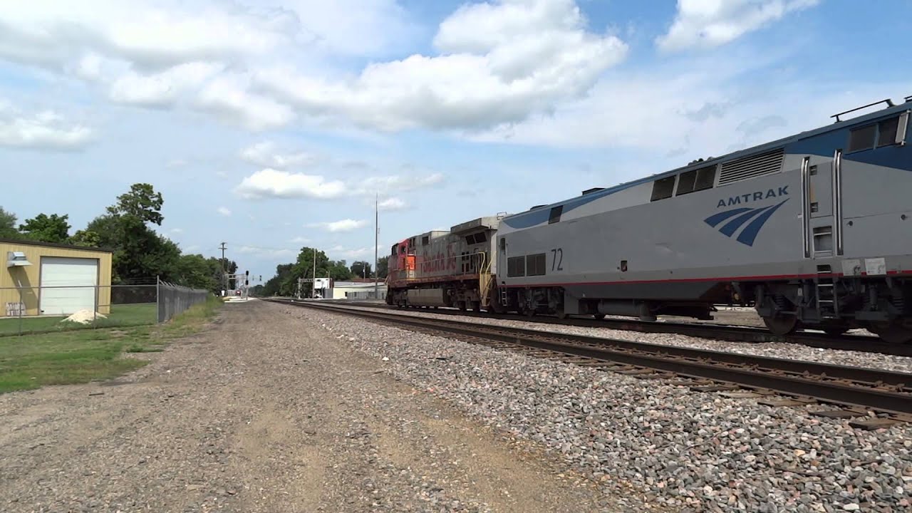 BNSF Warbonnet 619 Leads Amtrak California Zephyr At Galesburg - YouTube