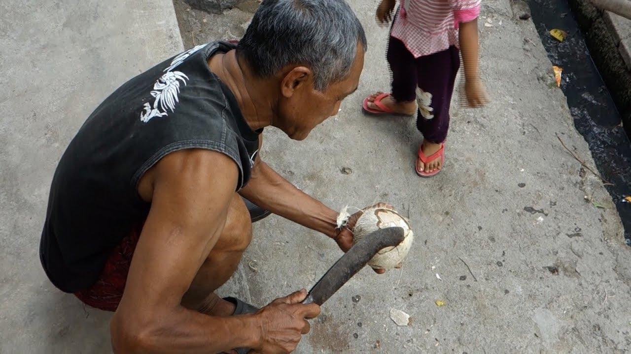 How to open / crack a young & mature coconut, 3 Asian ways + 4 ...