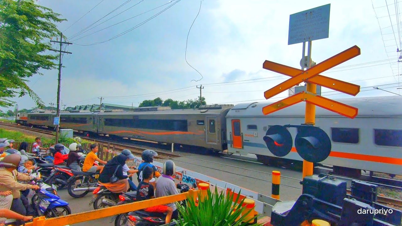 Kereta Api Airlangga Bawa Eksekutif SS? Perlintasan Kereta Api Abimanyu ...