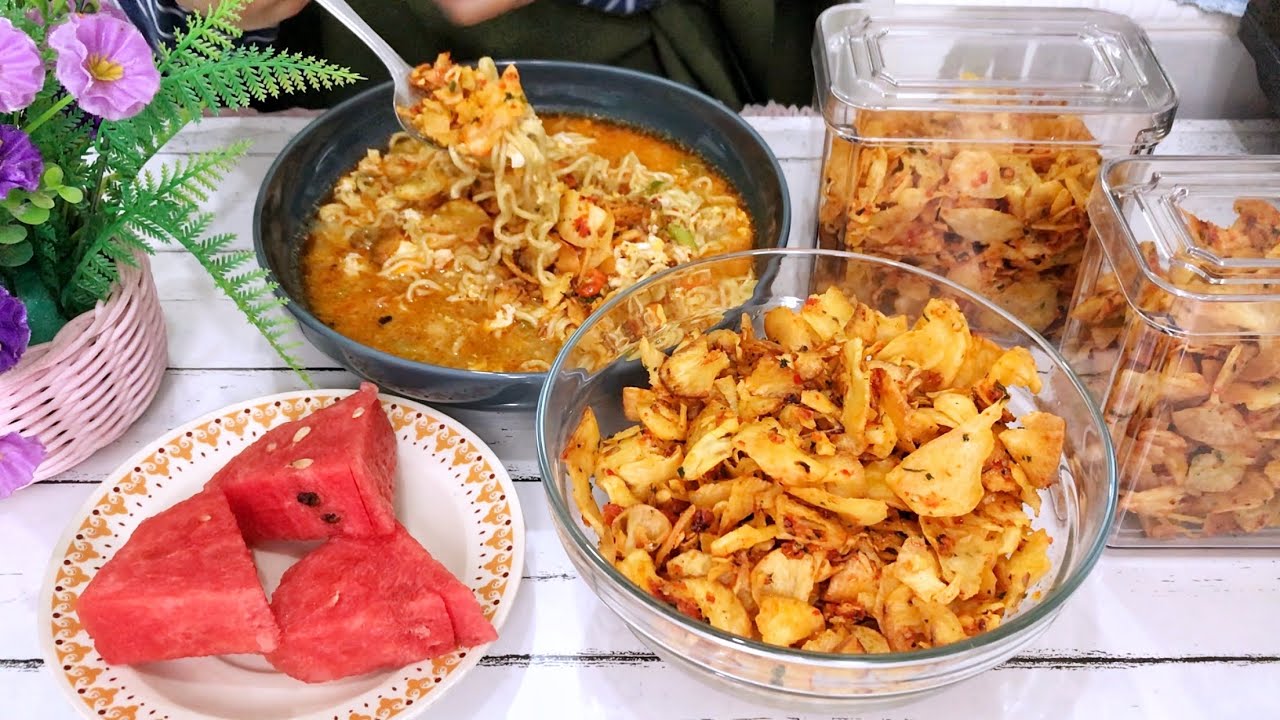 Makan Mie Rebus campur keripik cabe Pedas Manis sudah paling betulah ...