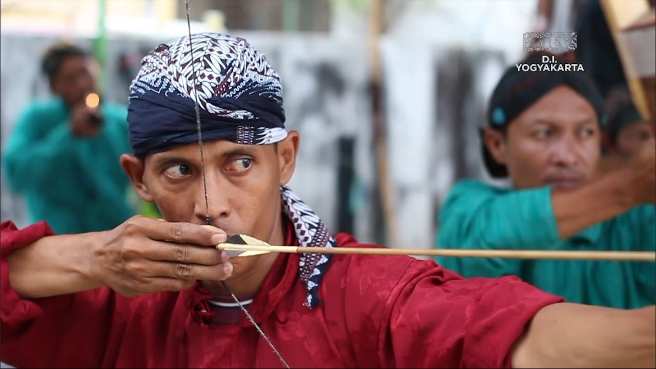 Traditional Archery - Jemparingan Langenastro Yogyakarta - YouTube