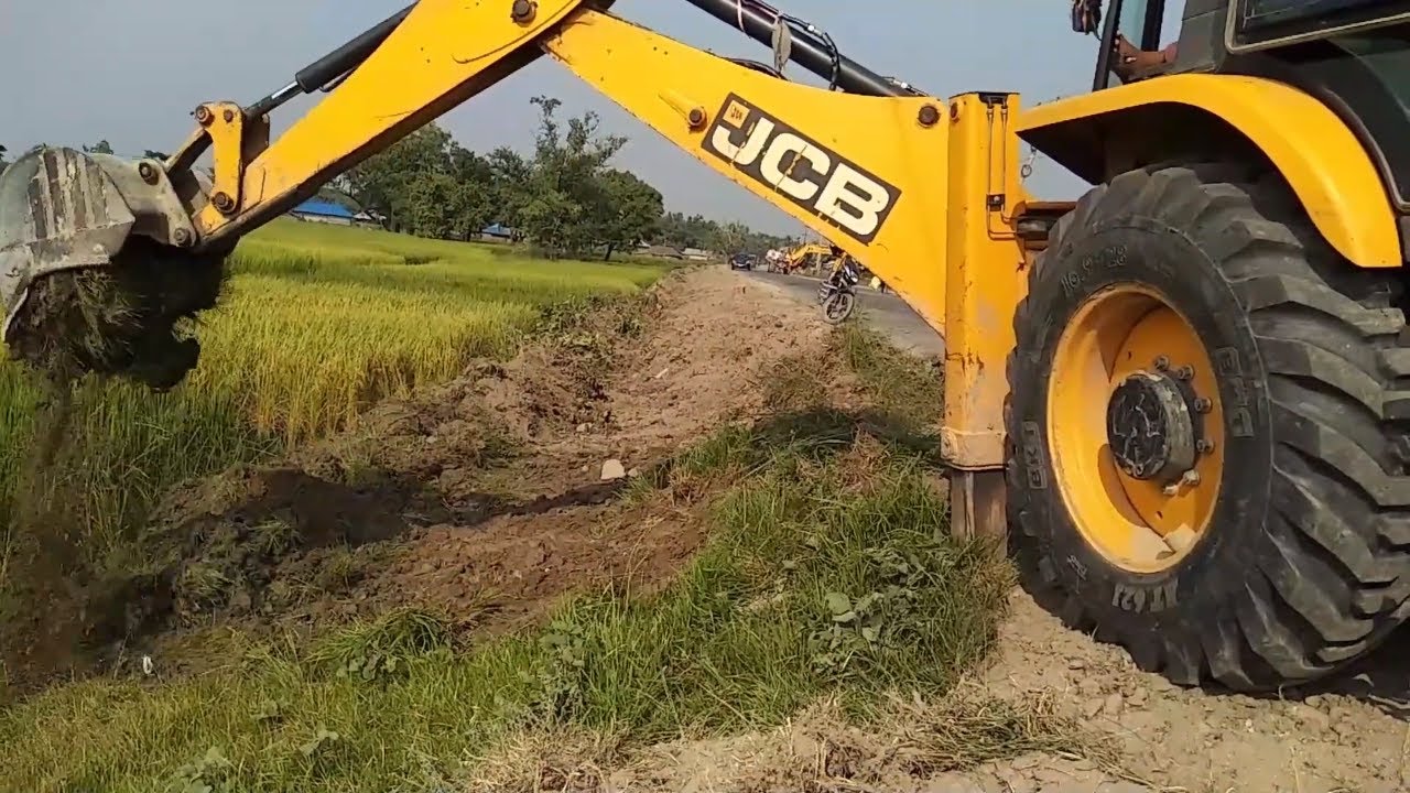 JCB Digger - Exclusive Video of JCB Backhoe Dozer Digging Roadside ...