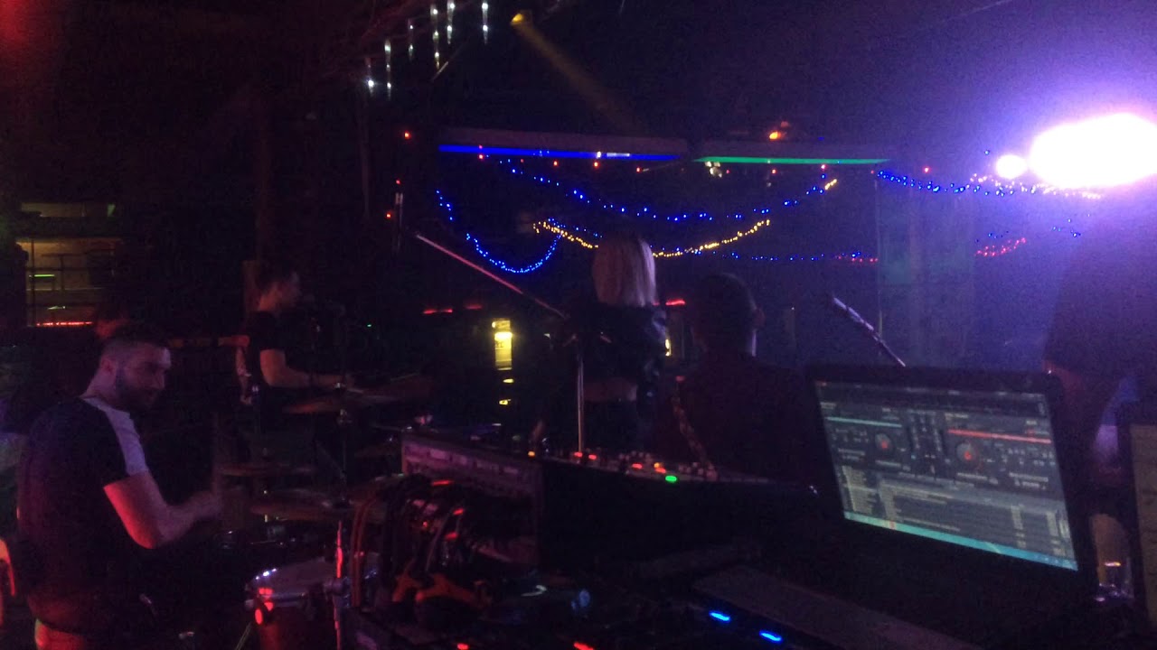 Alexandra i Matrix Band Zlatiborske zore LIVE XL Club Cazin - YouTube