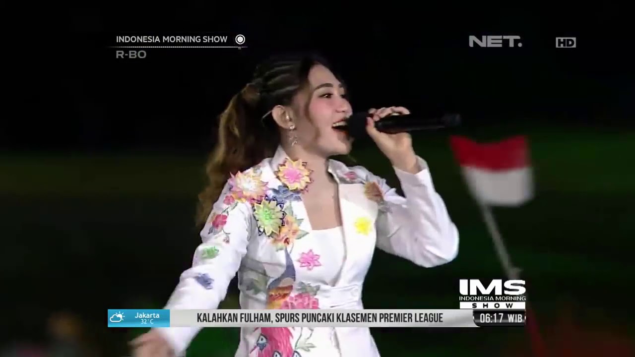 Via Valen Konser meraih Bintang pada menit ke 5.03 Rok nya di ...