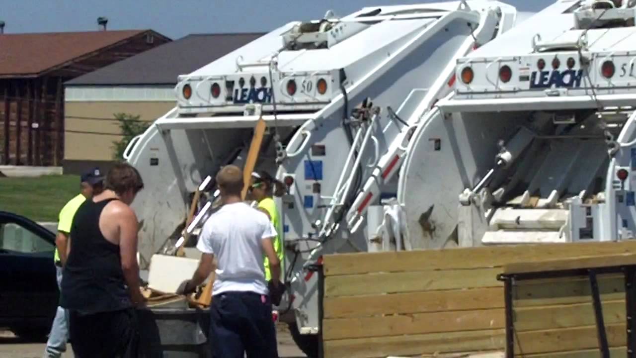 Freightliner Leach Alpha-lll Rear Load Garbage Truck: City of Oak Creek ...