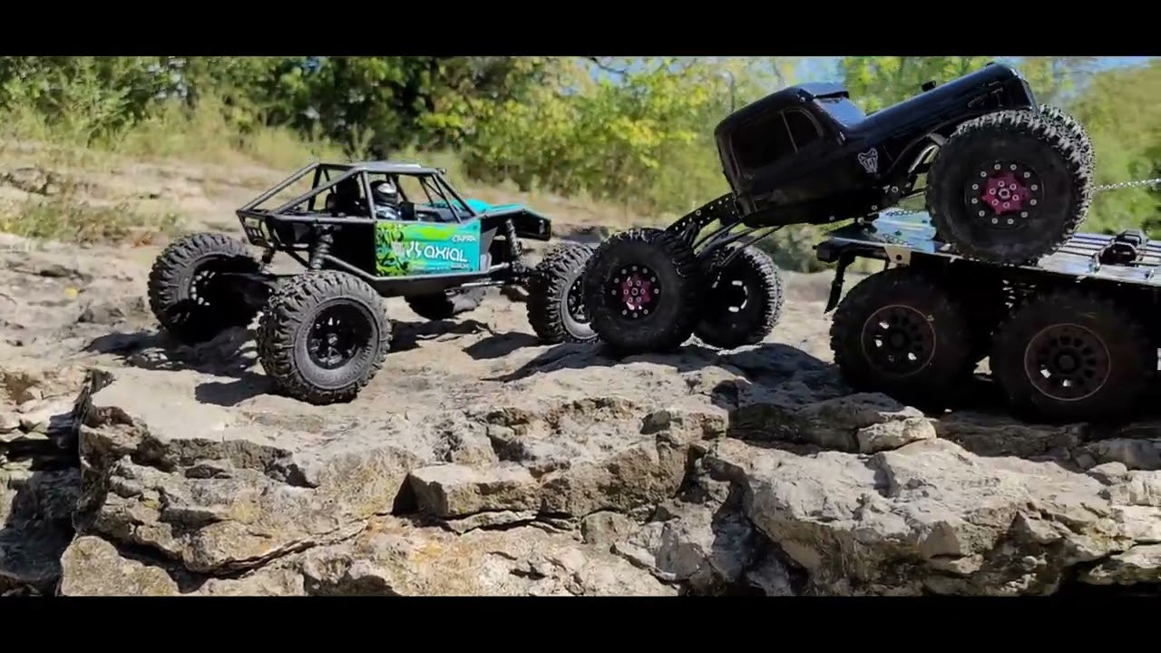 Axial Capra vs Comp lcg!!! - YouTube
