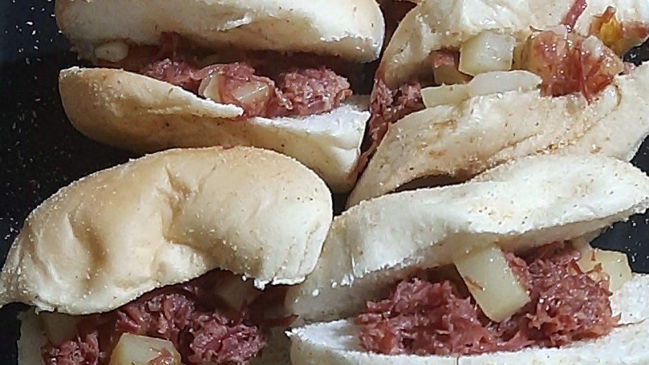 Natuwa ako ngayon na sinubukang kainin ni Mader Emma etong Corned Beef ...