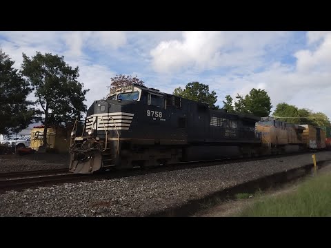 NS Whiteface Dash 9 Leads NS 25A With Union Pacific Locomotive Trailing! - YouTube