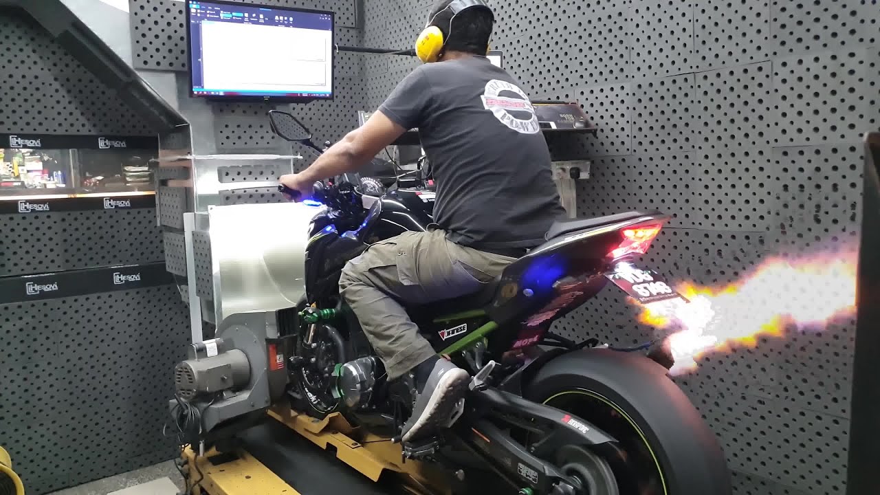 Kawasaki Z900 Dyno with Full System Akrapovic Carbon - YouTube