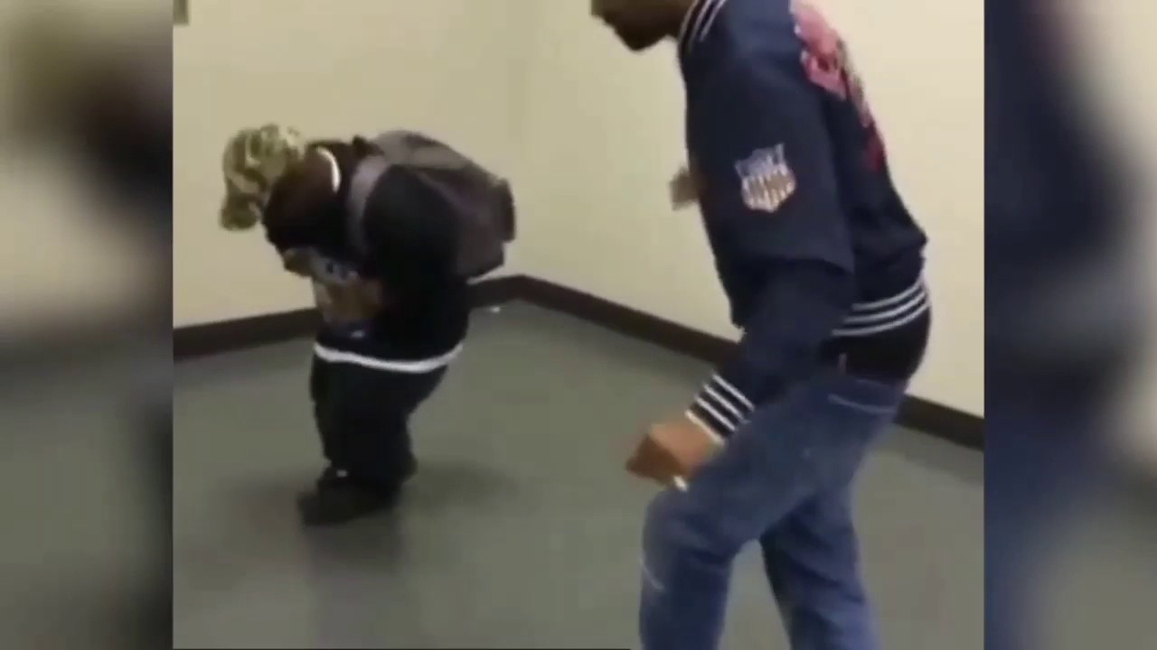 Kevin Hart and Mike Epps dance together. - YouTube