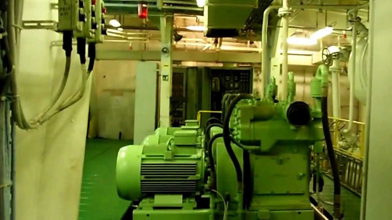 Salle des machines du cargo Grande America de Grimaldi.avi - YouTube