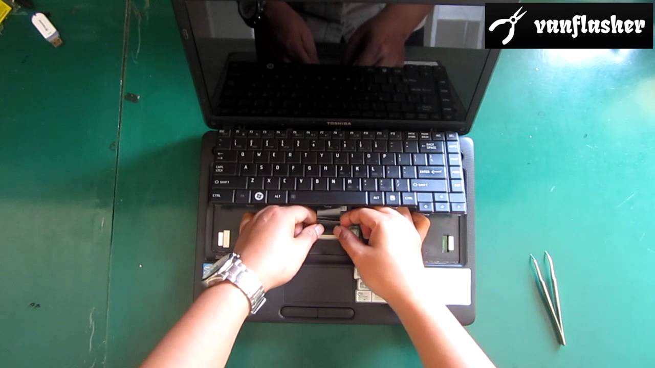 How to Replace Toshiba Satellite C600 C605 C640 C640D Keyboard - YouTube