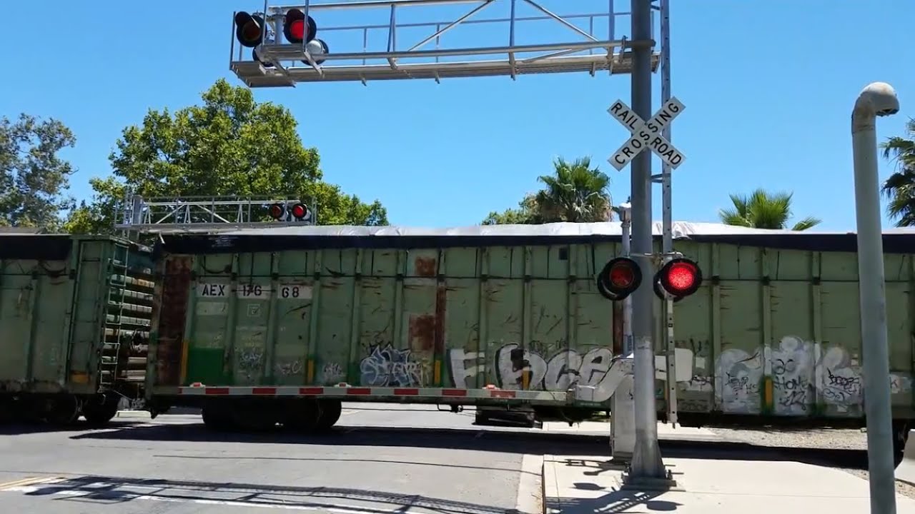 BNSF 8110 Manifest Northbound, E Street, Sacramento CA - YouTube