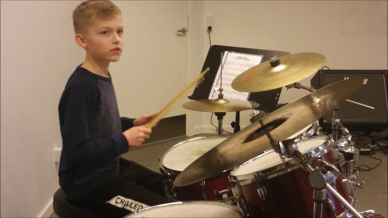 Alexander Hjort Madsens egen trommesolo - YouTube