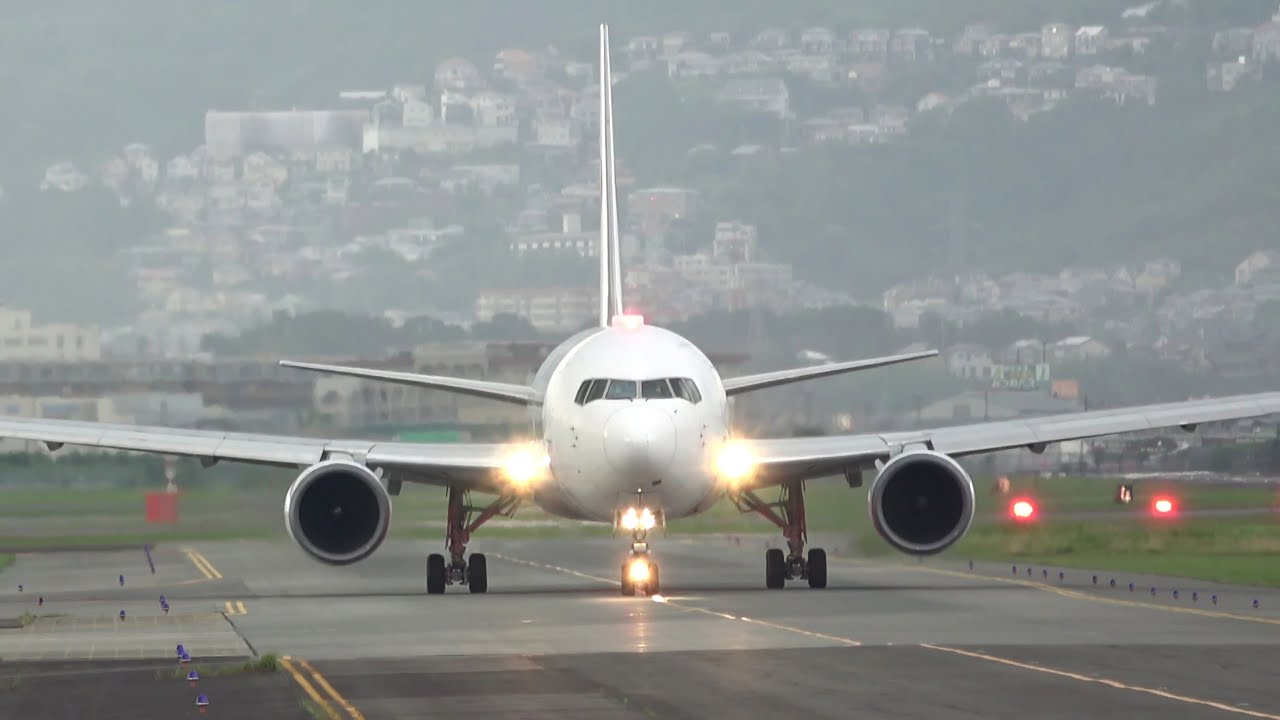 4K ボーイング B767-300ER 大阪伊丹空港離着陸 千里川から撮影 Front view of B767-300ER takeoff ...