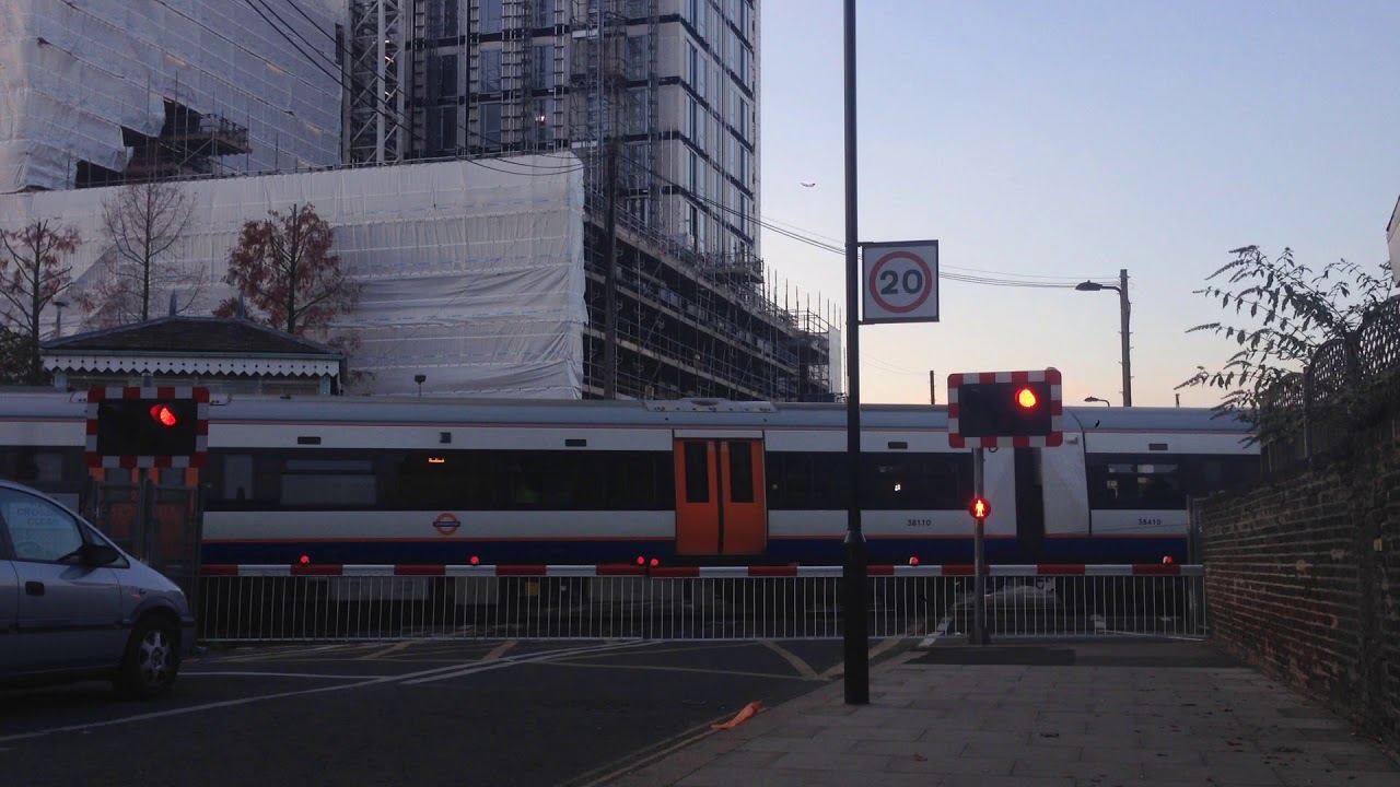Spoorwegovergang London (UK) // Railroad crossing // Level crossing ...