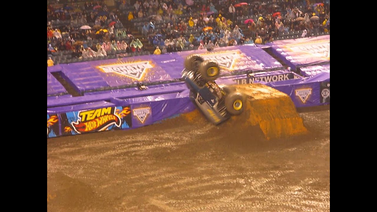 Monster Jam Grave Digger the legend Flip - YouTube