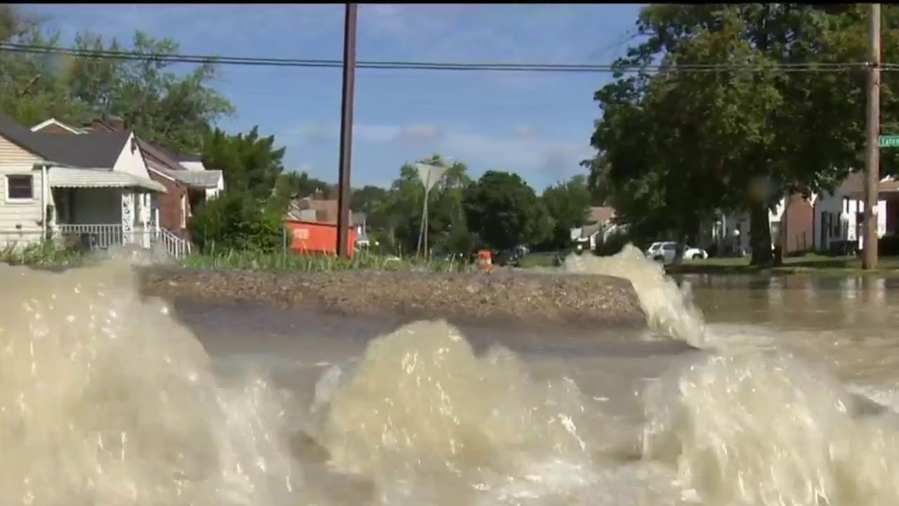 Water main break causes homes to be flooded in Detroit - YouTube