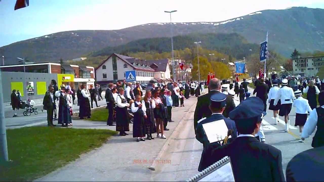 Ulsteinvik 17 Mai 2013 Musikklaget Ulf & Skolekorps - YouTube