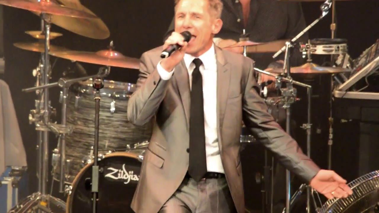 The Mods Dancing in the street - YouTube