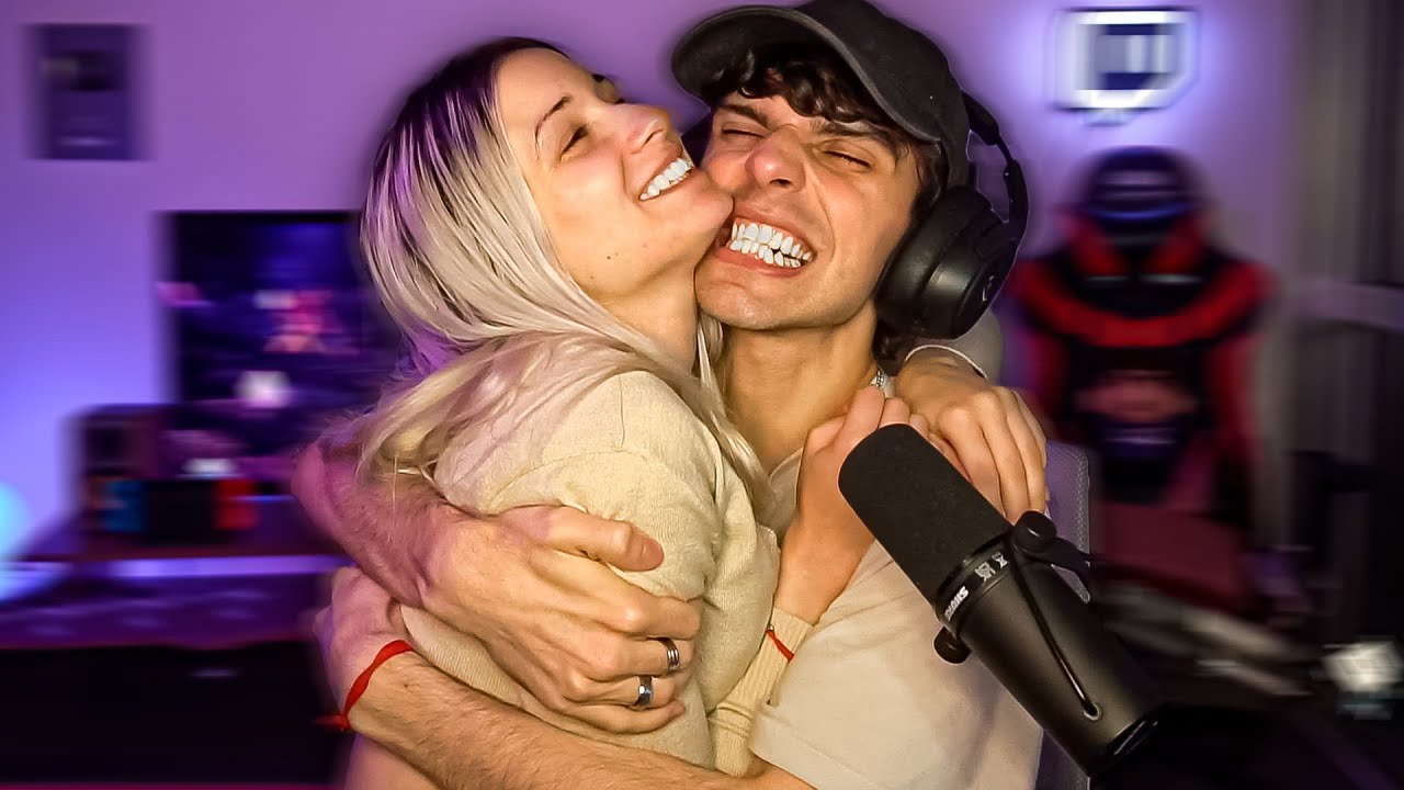 streamer explota a su novia de un abrazo en directo - YouTube
