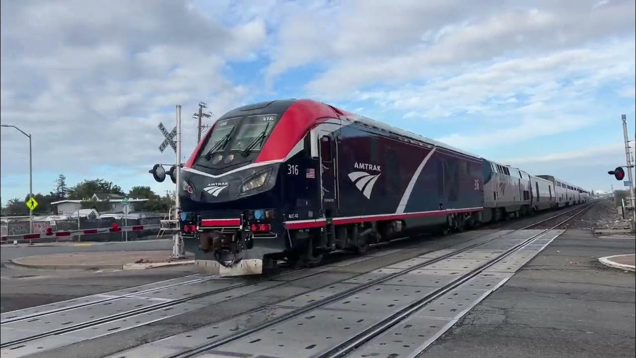Amtrak Coast Starlight Train #11 Going By 98th Ave in Oakland CA Cold Thursday Morning - YouTube