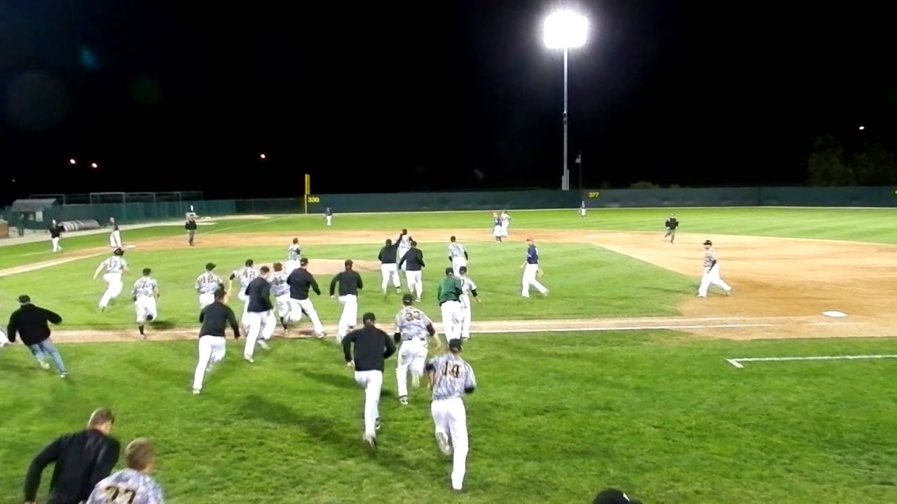 Wright State's Tristan Moore's walk off 2-run single beats Dayton - YouTube