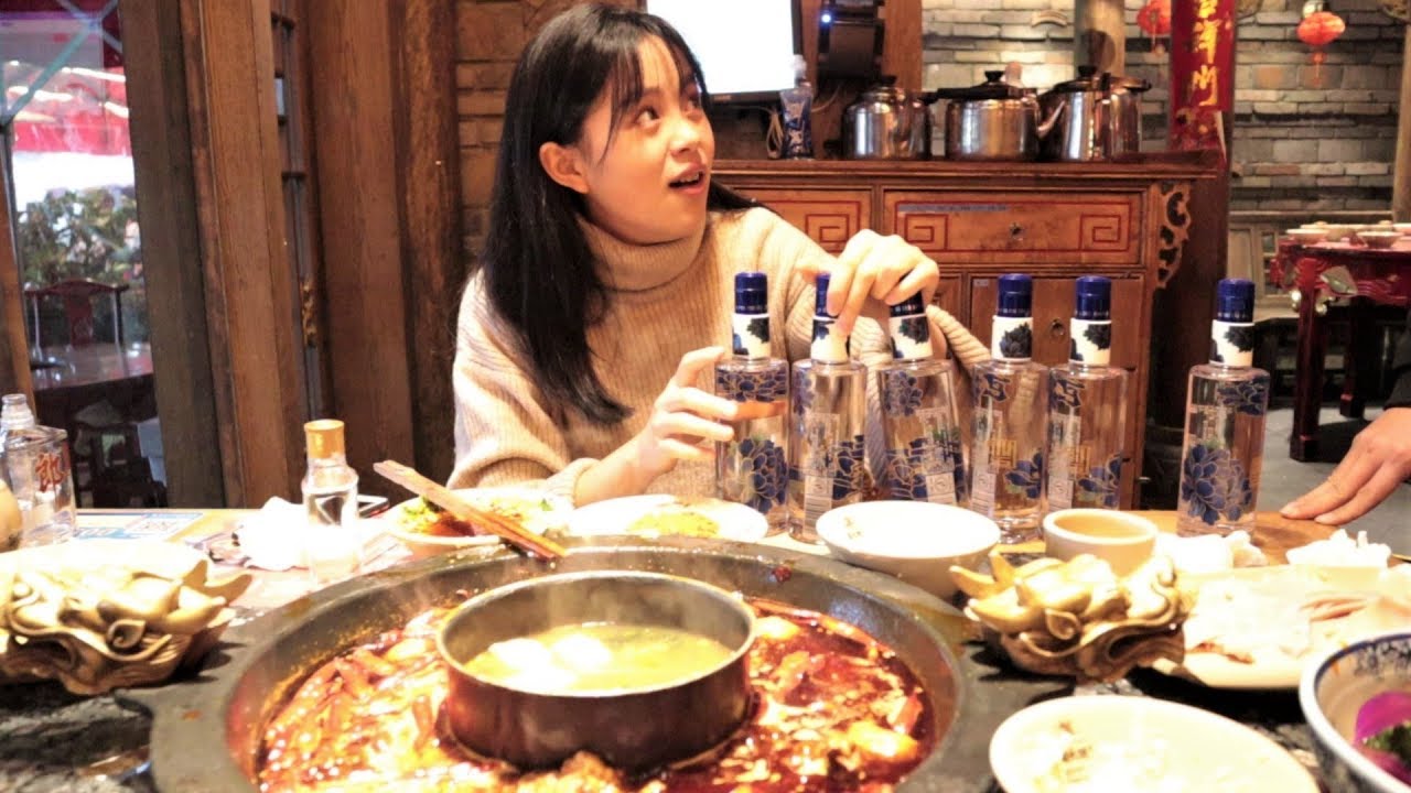 若渔和粉丝拼酒量,粉丝想用三瓶白酒灌醉我,最后还想送我回家 Youtube