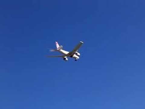 Boeing 737 rc airliner crosswind landing - YouTube