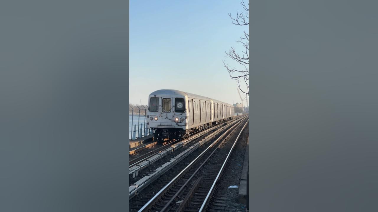 R46 Rockaway (S)huttle Train approaching Broad Channel - YouTube