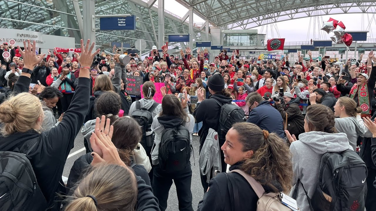 Fans greet champion Thorns at PDX for a warm homecoming - YouTube
