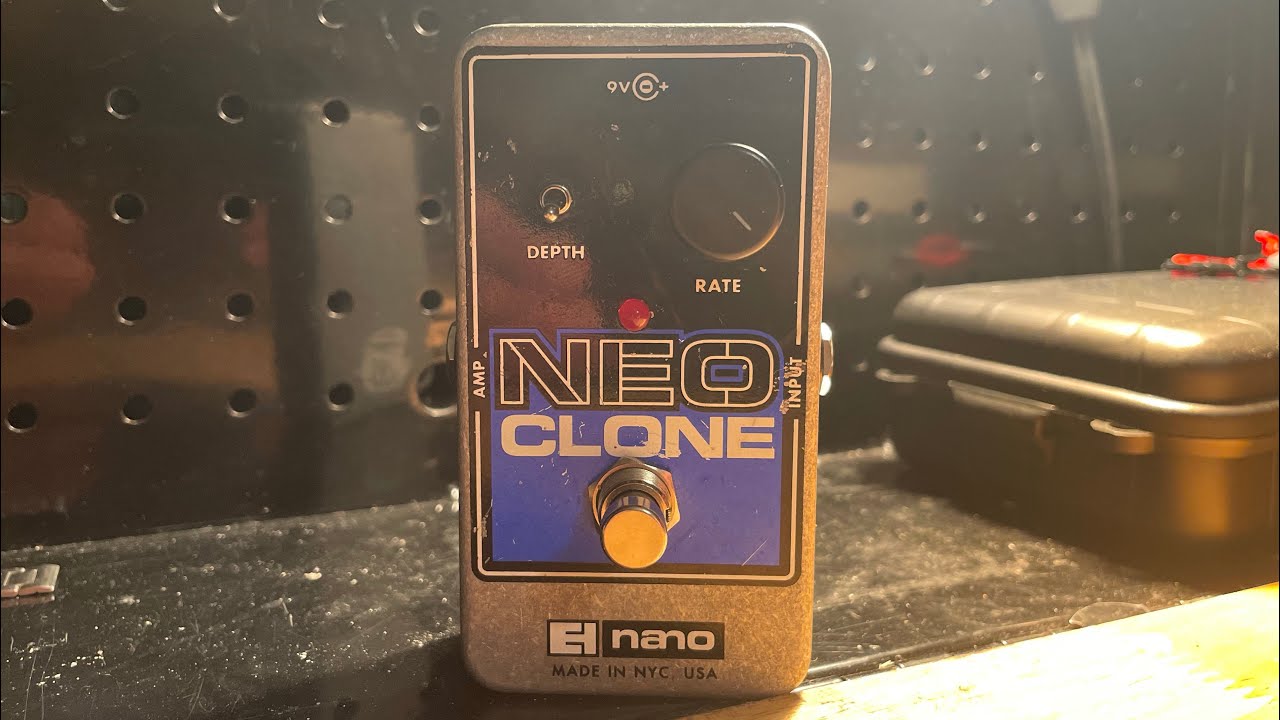 EHX Neo Clone quick demo with shoegaze chords - YouTube