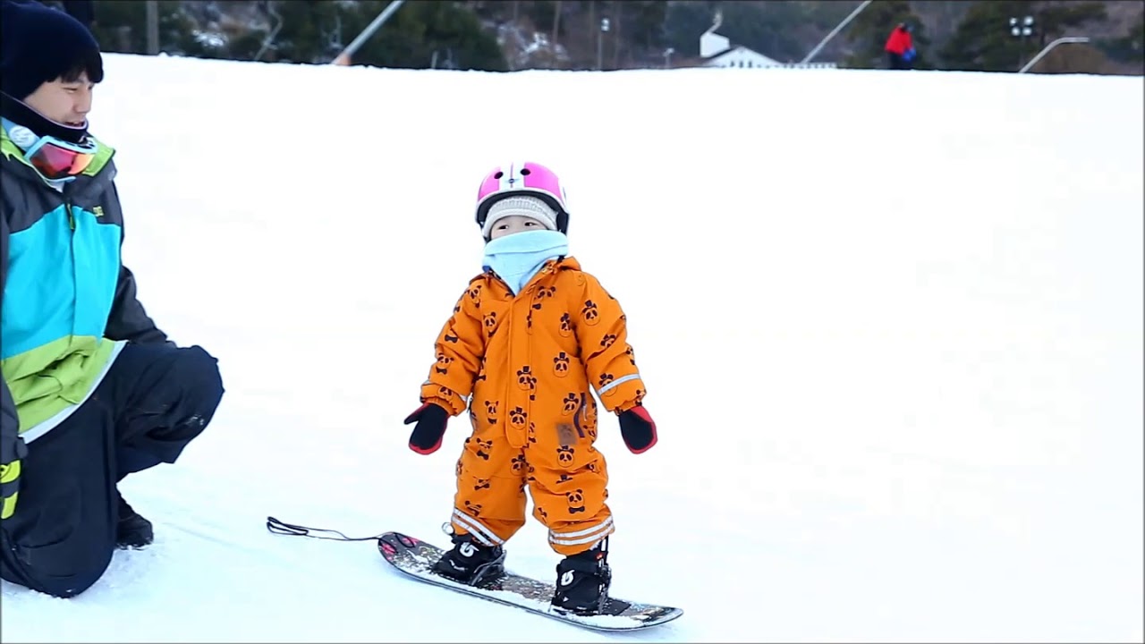 27개월 아기 스노우보드 연습 -with burton kids/2 year old baby snowboarding - YouTube