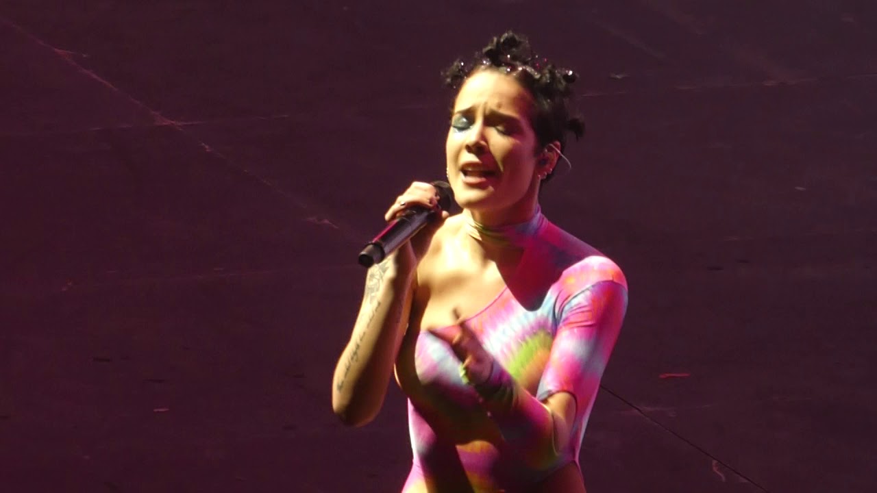 Halsey singing COLORS live at Manchester Arena 12/03/2020 HD - YouTube