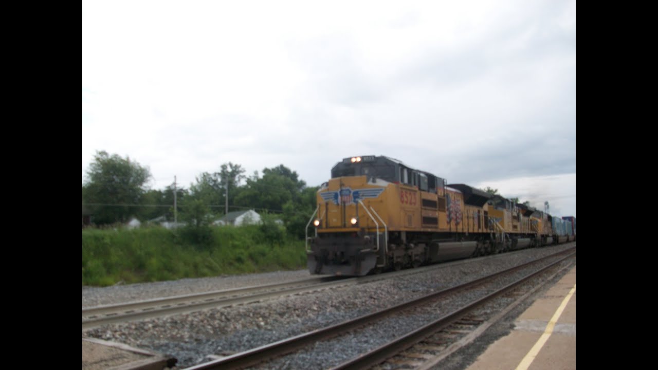 Railfanning La Plata, MO Train 28 of 32 - UP 8523 Leads an Intermodal ...