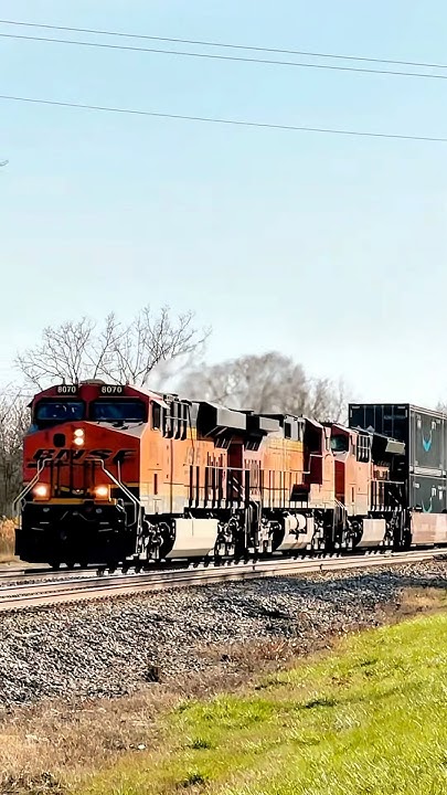 BNSF Intermodal Rumbling Through Coal City - YouTube