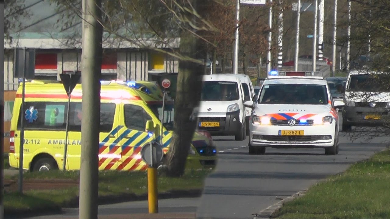 P1/A1, Politie Noodhulp Touran en Otaris Ambulance 02-112 in Leeuwarden ...