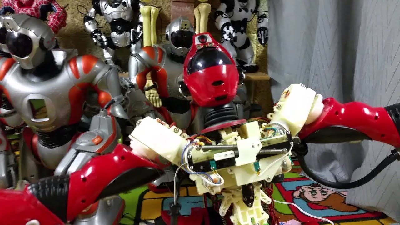 Red robosapien v2 is back to life for idk how long - YouTube