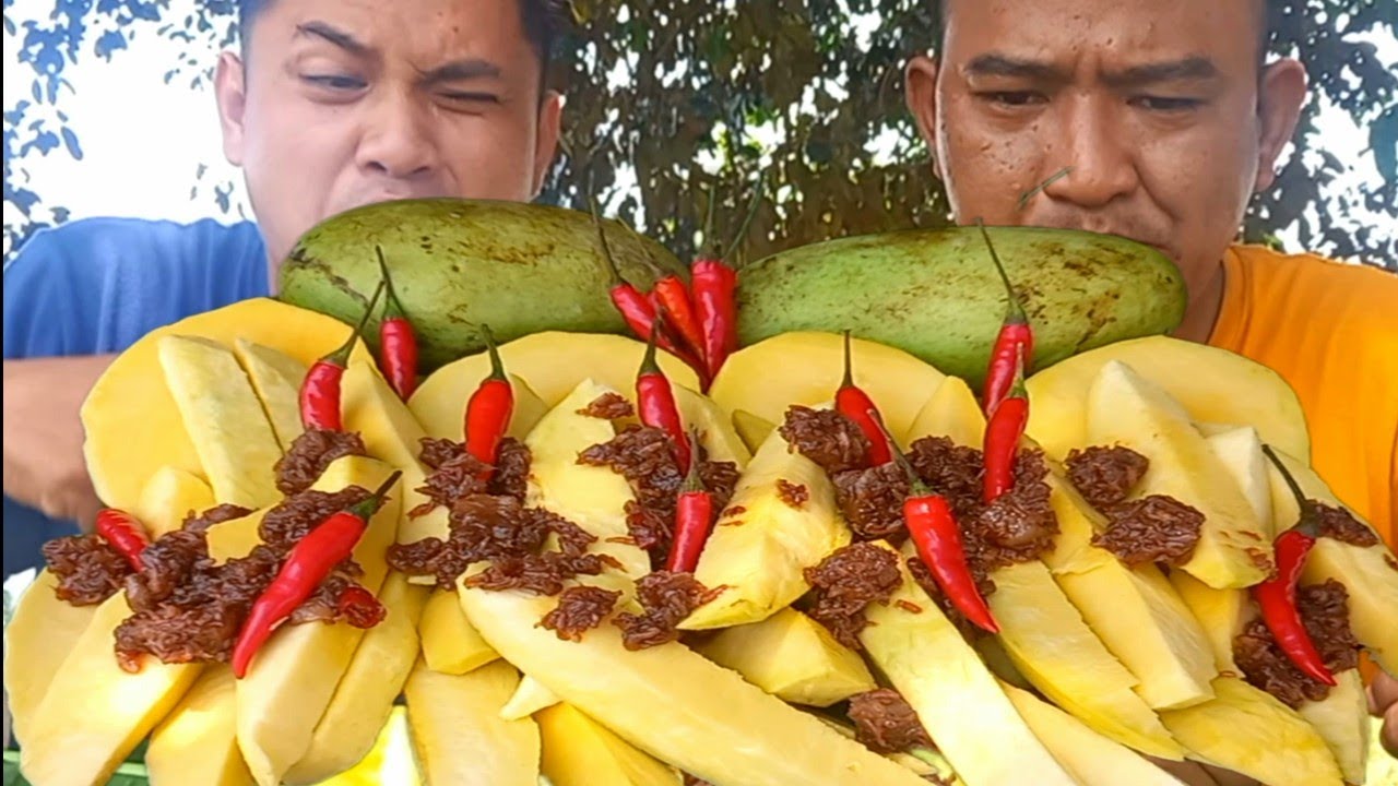 OUTDOOR MUKBANG DINAMULAG NA MANGA WITH SPICY BAGOONG. - YouTube