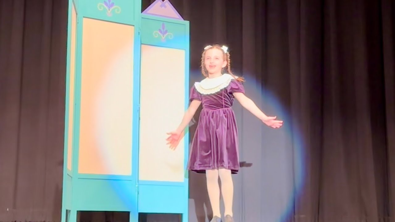 Frozen Jr. - Do You Want To Build A Snowman - YouTube