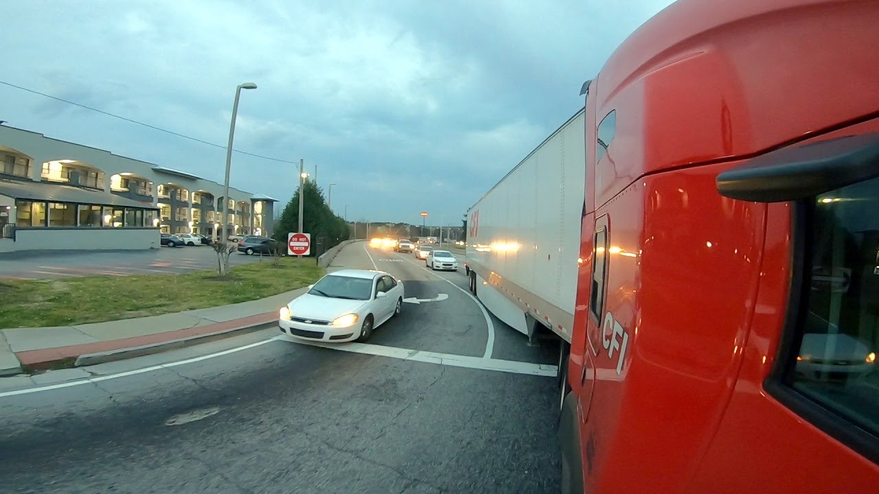 Making turns in a Semi-Truck is hard! Trucking Life. - YouTube