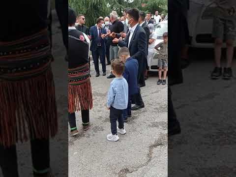 Ertugrul katıldığı bir düğünde halay çekti