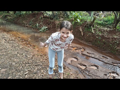 Isabelly brincando na água com lama