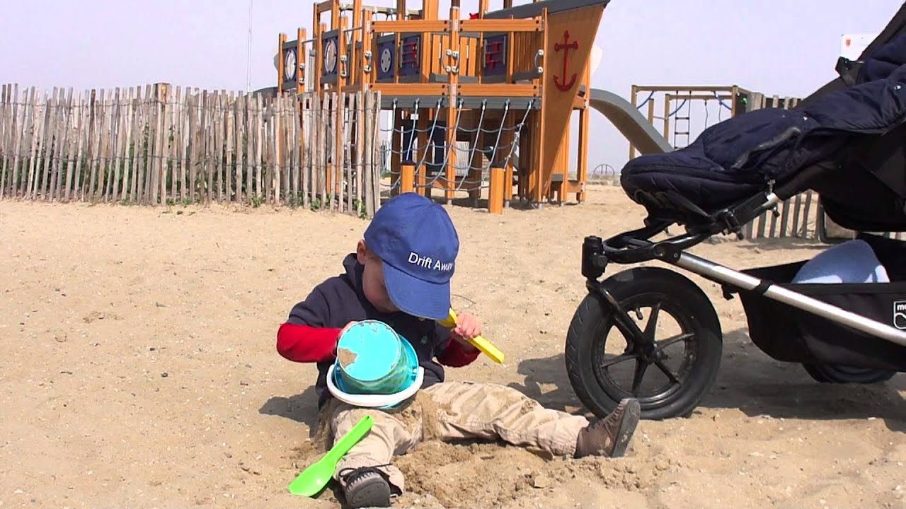 Zand scheppen op het strand van Calais - YouTube
