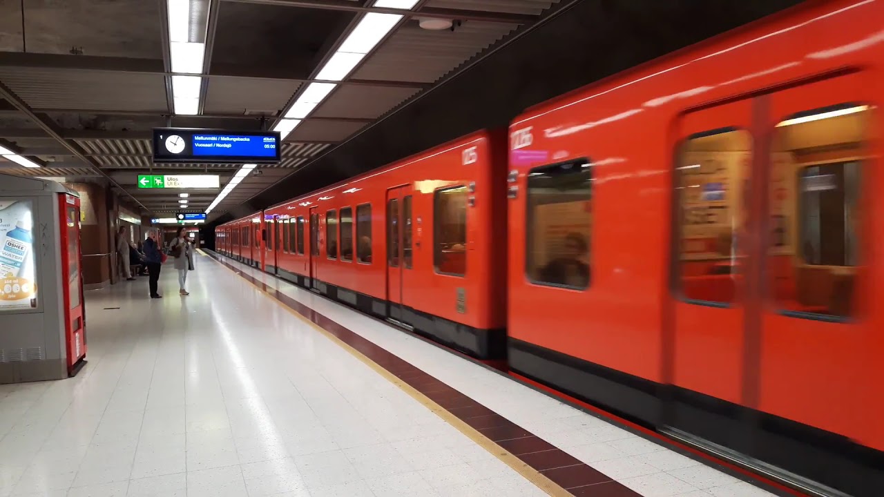 M100-metrojuna pysähtyy Rautatientorilla | M100 metro train stops at ...