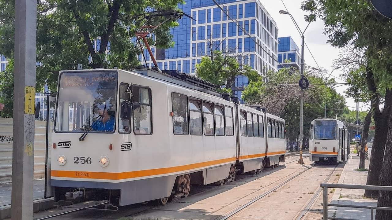 Tramvaiul V3A-93 256 efectuand statia "Inox" in serviciu pe linia 11 ...