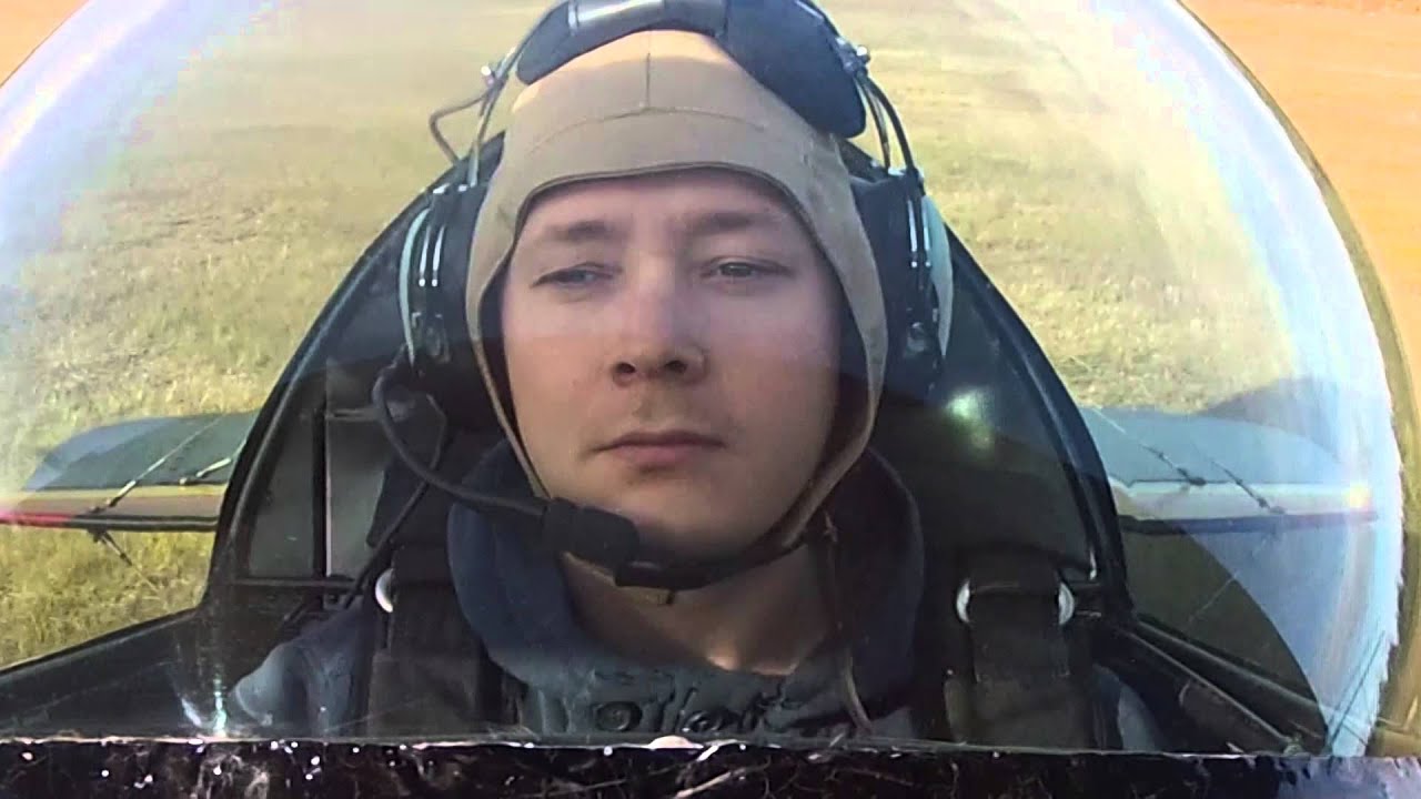 Motorcycle vs airplane DUELLEN - YouTube