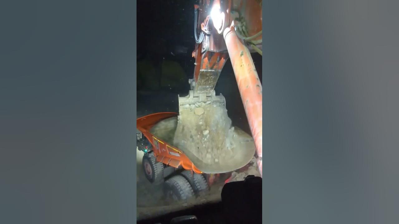 Hitachi EX8000 loading Hitachi EH5000 double benching - YouTube