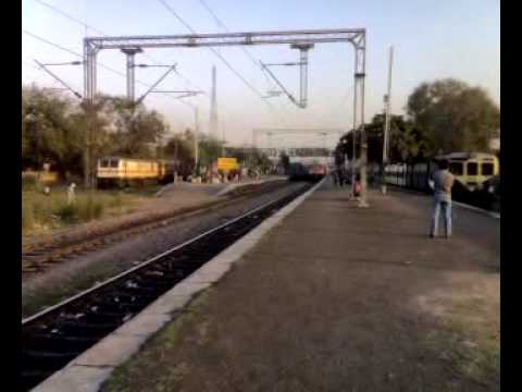 Mahakoshal Express with ET WAP4 - YouTube
